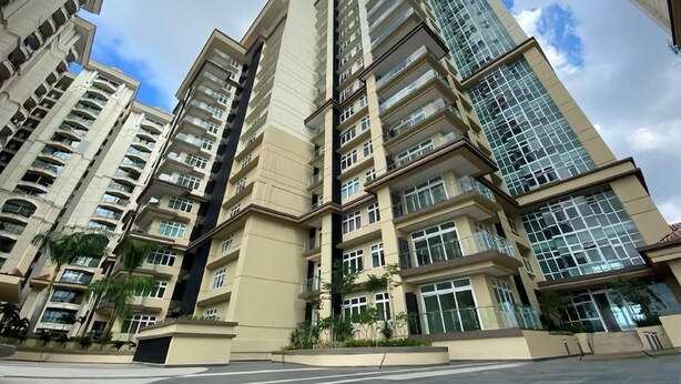Um edifício residencial alto com várias varandas, janelas grandes e um design arquitetônico moderno.