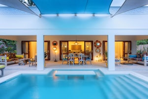 Vila superluxo, 2 quartos, banheiro privativo, vista para a piscina | Terraço/pátio