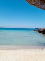 Uma praia privada, toldos de praia gratuitos, espreguiçadeiras