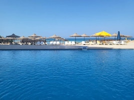 2 piscinas exteriores, toldos gratuitos, guarda-sóis