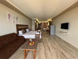 Quarto Quádruplo Clássico, vista para o mar | Cofre no quarto, secretária