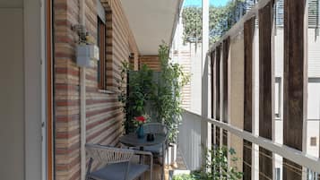 Quarto casal ou duplo com design assinado | Sacada