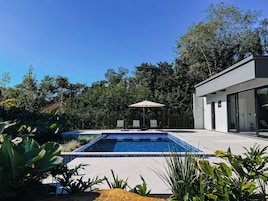 Piscina exterior, guarda-sóis, espreguiçadeiras 