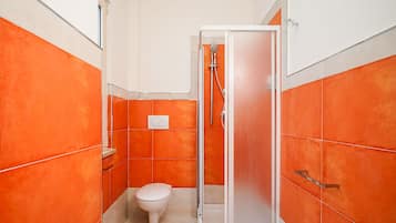 Quarto Deluxe | Casa de banho | Um polibã, toalhas fornecidas, sabão, champô