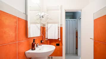 Quarto Deluxe | Casa de banho | Um polibã, toalhas fornecidas, sabão, champô