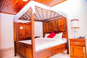 Quarto Duplo Deluxe, varanda, Vista para a cidade | Secretária, secretária adequada para computadores portáteis