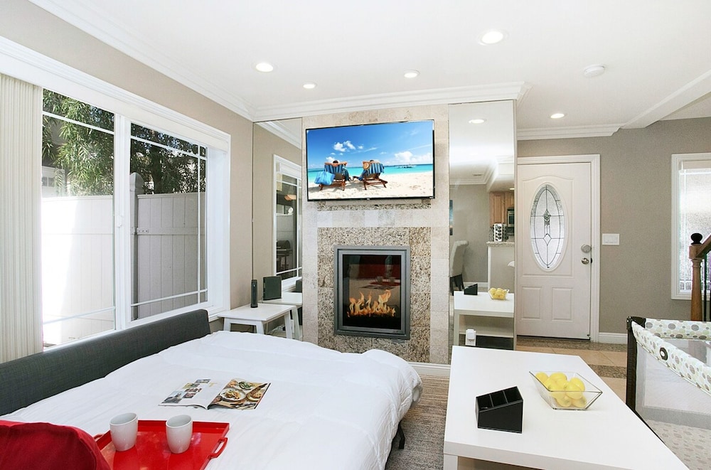 Costa Mesa -Newport- Patio - Free Parking-cm-2 - Irvine, CA