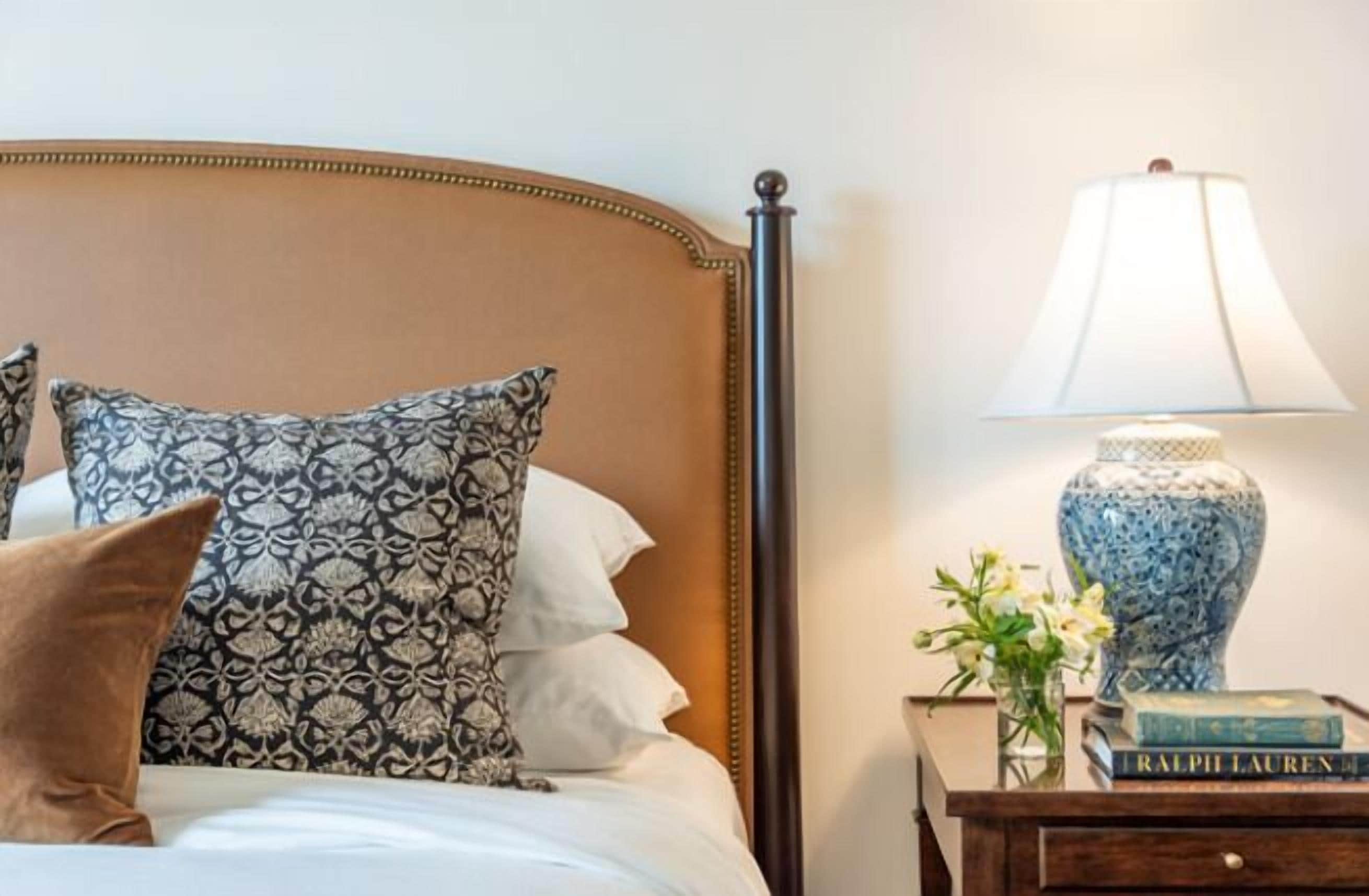 Quarto, 1 cama king-size | Minibar, cofre com capacidade para portátil, cortinas/cortinados opacos 