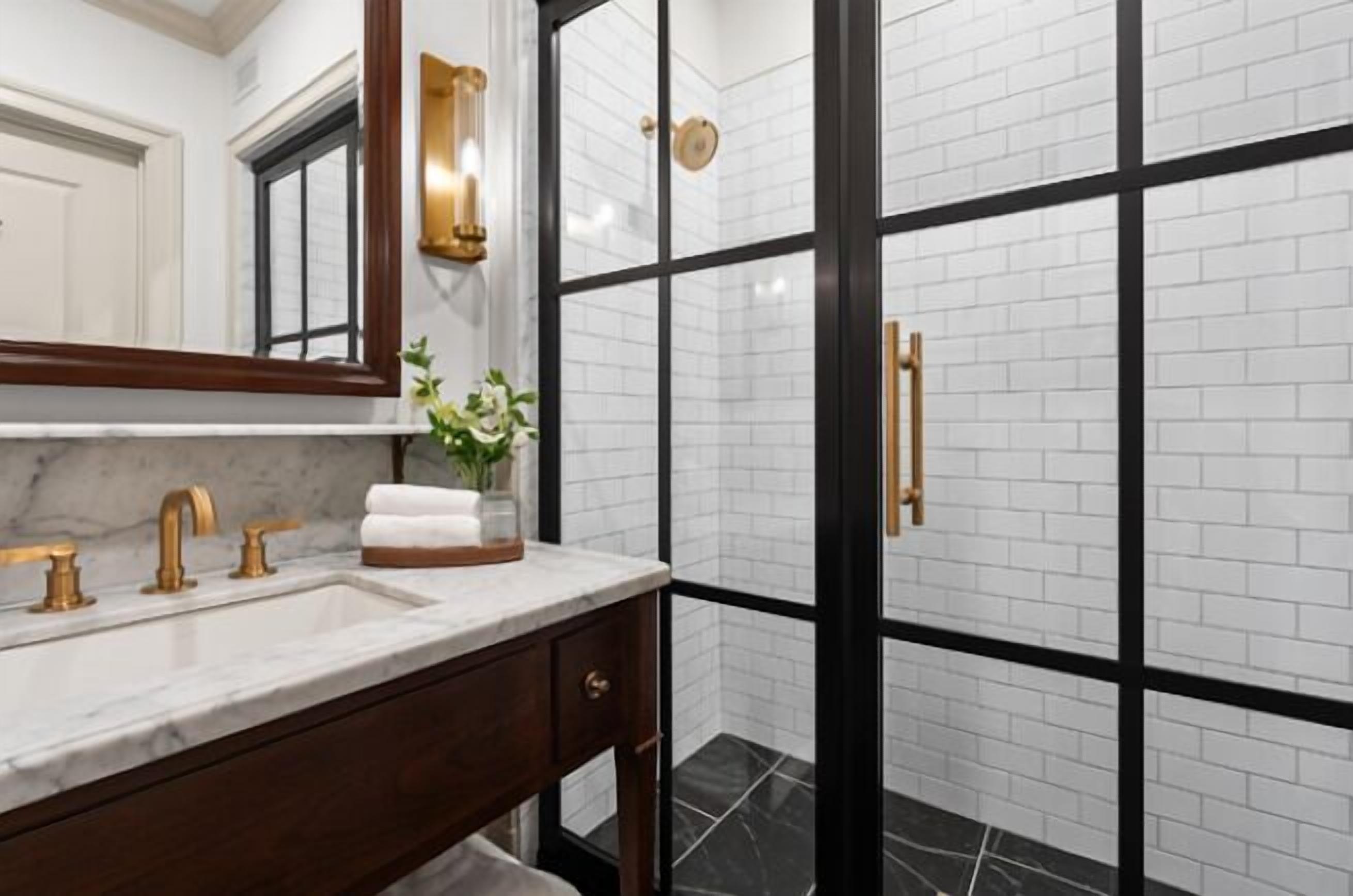 Quarto | Casa de banho | Artigos de higiene pessoal grátis, um secador de cabelo 