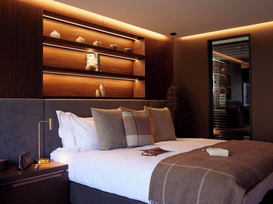 Roupa de alta qualidade, cofre no quarto, secretária