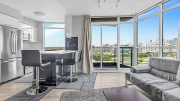 Apartamento Comfort em Condomínio Fechado, varanda, Vista para a cidade | Sala de estar