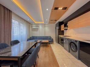 Dúplex Deluxe, 2 quartos, cozinha | Sala | Televisor de 53 polegadas com canais via satélite 