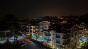 Fachada do alojamento (tarde/noite)