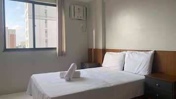 Apartamento básico, varanda coberta, vista para a cidade | 1 quarto, Wi-Fi de cortesia, roupa de cama