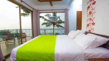 Quarto casal luxo, sacada, vista para o mar | Cofres nos quartos, cortinas blackout, quartos à prova de som