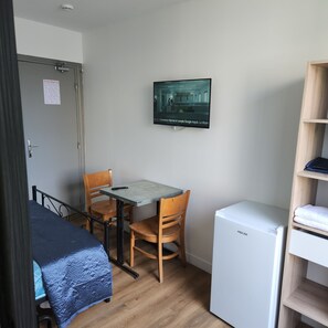 Quarto Duplo Standard, Vista para a cidade | Wi-fi grátis, roupa de cama fornecida 