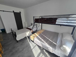 Quarto triplo standard | Wi-Fi de cortesia, roupa de cama