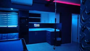 Quarto Duplo de Luxo, 1 quarto | Sala de estar | Smart TV de 55 polegadas com canais por cabo
