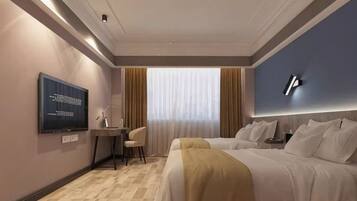 Quarto de hotel com cama, escrivaninha, cadeira, televisão e luminária na parede.