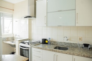 Apartamento Premium | Cozinha privada | Um frigorífico, utensílios de cozinha 