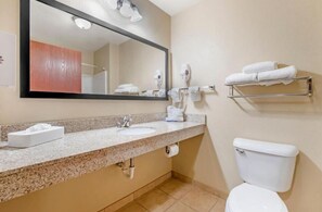 Quarto Deluxe, 2 camas queen-size, acessível, não fumadores | Casa de banho | Uma combinação polibã/banheira, um secador de cabelo 