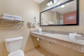 Quarto Deluxe, 1 cama king-size, acessível, não fumadores | Casa de banho | Uma combinação polibã/banheira, um secador de cabelo 