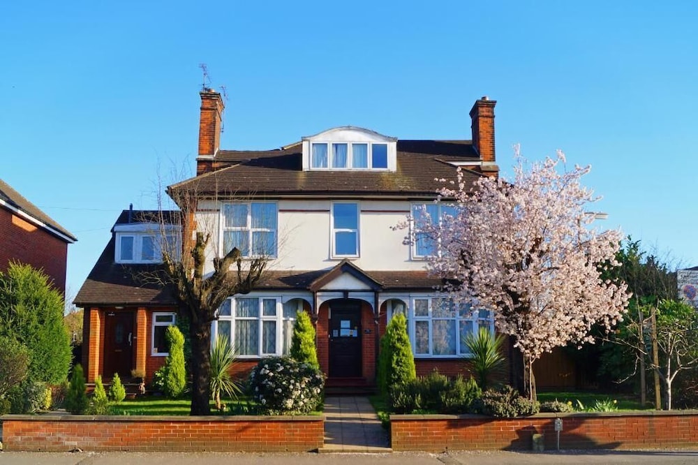 Ricky Road Guest House - Budget - Watford