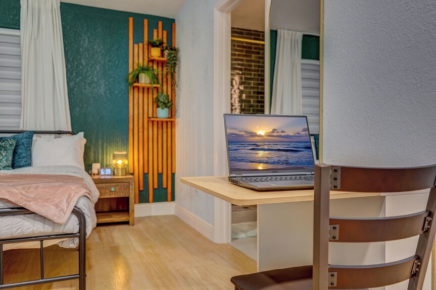 Cozy Stay Near Hard Rock Stadium Private Serene Backyard - Miramar, FL