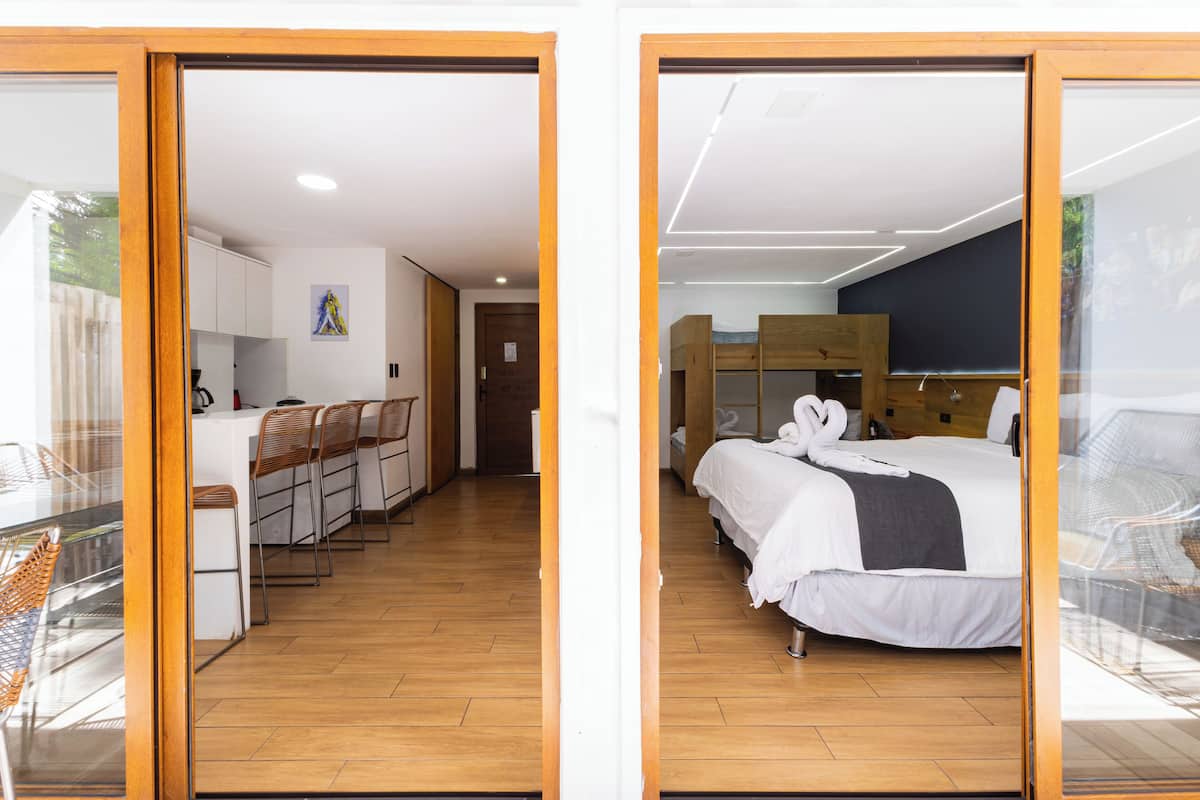 Quarto de hotel com uma cama, uma mesa e uma cadeira.