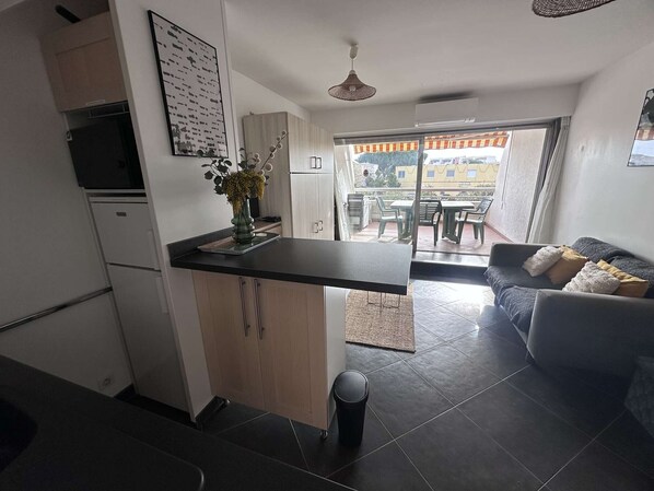 Air-conditioned Studio-Cabin for 4 pers. with private parking, near ...