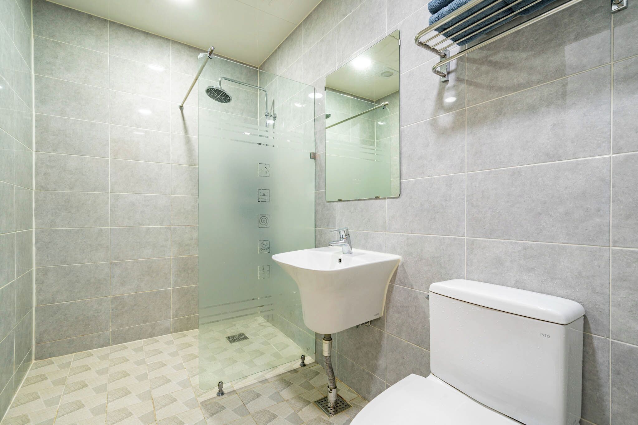 Quarto Superior, 2 camas queen-size | Casa de banho | Um secador de cabelo, toalhas fornecidas, sabão, champô 