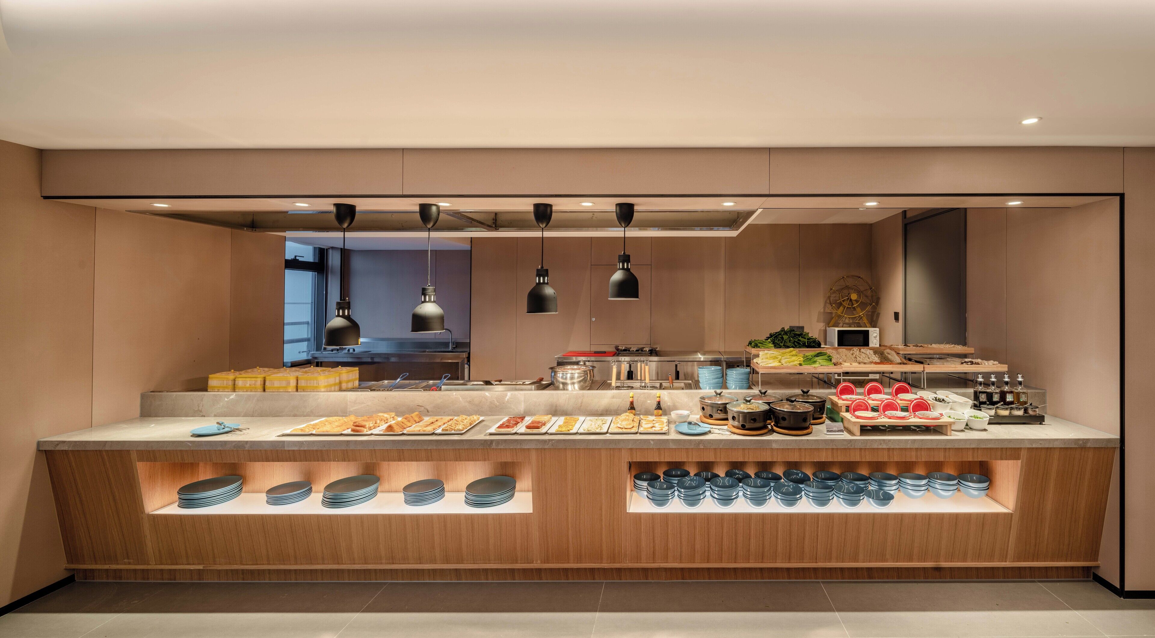 Cozinha moderna com serviço de buffet, incluindo diversos alimentos e utensílios.