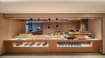 Cozinha moderna com serviço de buffet, incluindo diversos alimentos e utensílios.