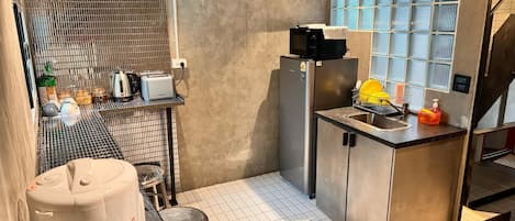 Um frigorífico no espaço comum, um micro-ondas no espaço comum