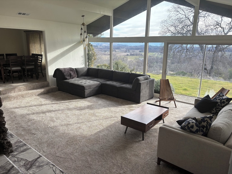 Spacious 5-bedroom Villa, With Beautiful Lake Views In Charming Lakeport. - 尼斯