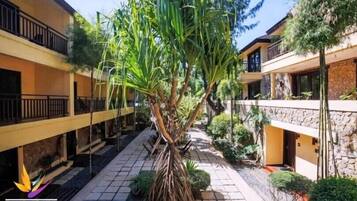 Quarto casal ou duplo grand, banheira de imersão, vista para o resort | Roupas de cama de algodão egípcio, roupas de cama premium