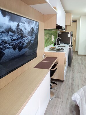 Apartamento Empresarial | Cozinha privada | Um frigorífico/congelador grande, um micro-ondas, uma placa de cozinha 