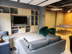 Apartamento Empresarial | Sala de estar | Televisor de ecrã plano de 50 polegadas com canais via satélite 