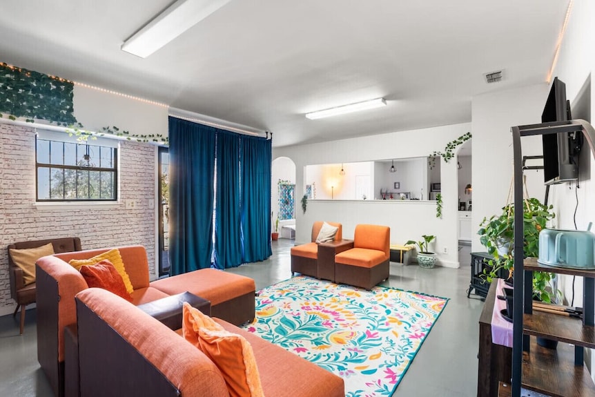 Walk To Outlets + Free Designated Parking - Laredo, TX