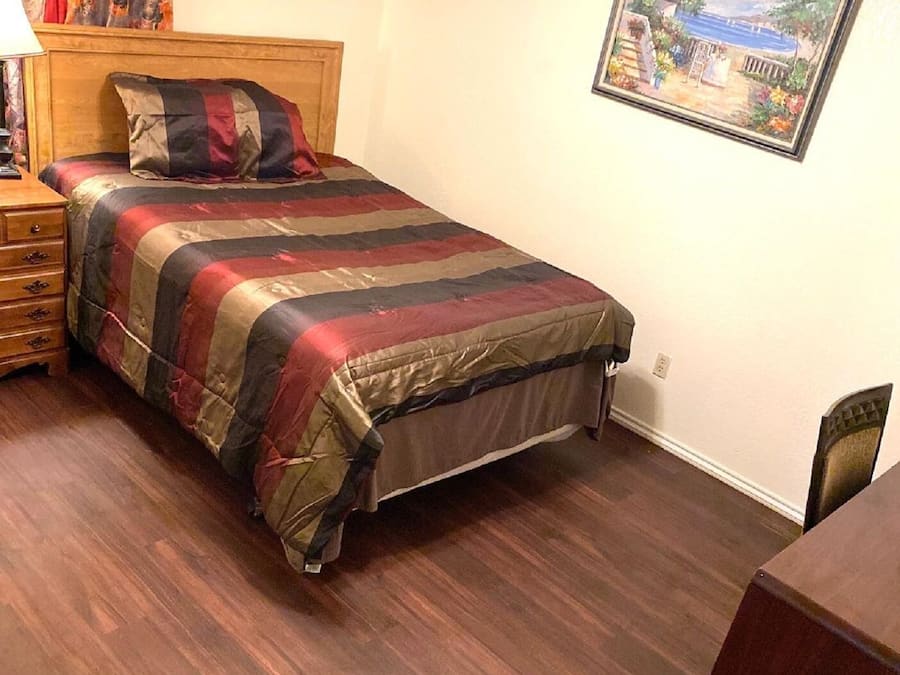 Quarto Standard | Secretária, secretária adequada para computadores portáteis
