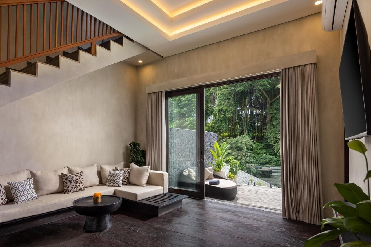 Two Bedroom Private Pool Villa | Sala de estar | Smart TV de 55 polegadas com canais digitais, serviços de streaming 