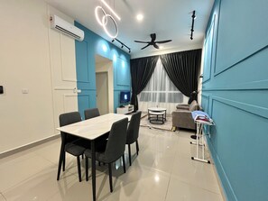 Apartamento, 2 quartos | Área de estar