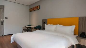 Quarto casal básico | Escrivaninha, espaço de trabalho para notebook, Wi-Fi de cortesia