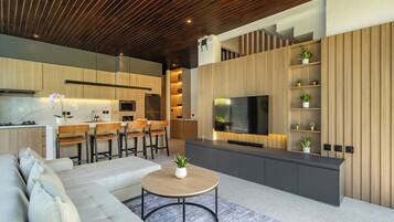 Vila luxo, 3 quartos, sacada, vista para o jardim | Área de estar | TV de tela plana