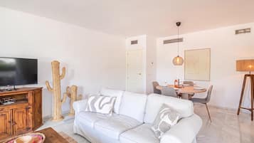 Apartamento Lua de Mel, 2 quartos, 2 casas de banho (Los Naranjos de Marbella Luxury) | Sala de estar | TV de ecrã plano
