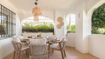 Apartamento Lua de Mel, 2 quartos, 2 casas de banho (Los Naranjos de Marbella Luxury) | Refeições ao ar livre