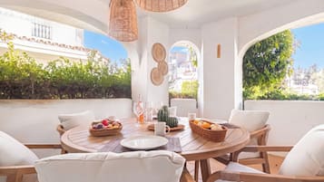 Apartamento Lua de Mel, 2 quartos, 2 casas de banho (Los Naranjos de Marbella Luxury) | Refeições ao ar livre