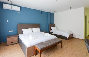 Quarto casal, sacada, vista para a montanha | 1 quarto, cortinas blackout, Wi-Fi de cortesia