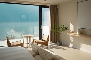 Quarto casal luxo, varanda, vista para o mar | Escrivaninha, Wi-Fi de cortesia