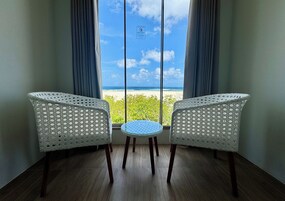 Quarto Duplo Deluxe, vista para o mar | Cofre no quarto, secretária 